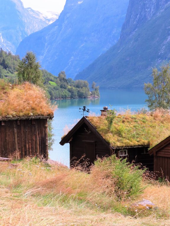 Idyll preger Lovatnet inn mot Kjenndalsbreen — Urbantoglandlig